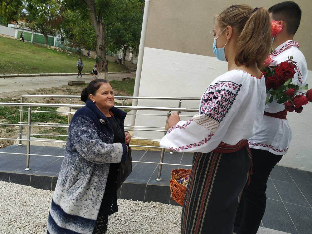 Surpriză plăcută din partea elevilor de ziua profesorului. | Liceul ...